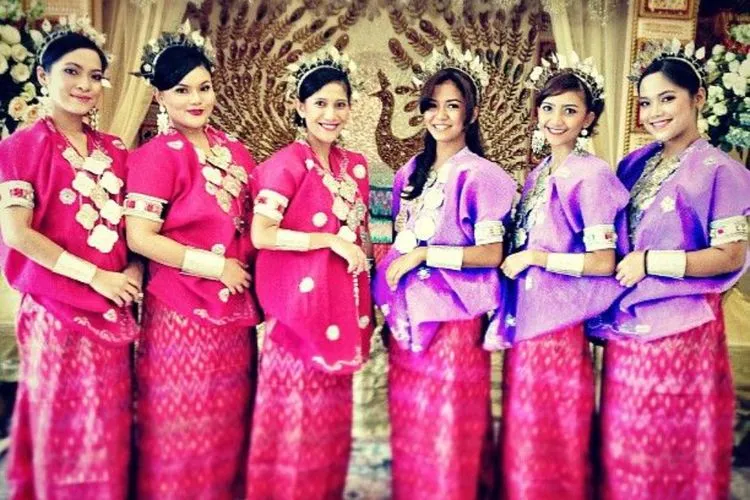 Jenis Pakaian Adat Bugis yang Penuh Makna – TERAKURAT
